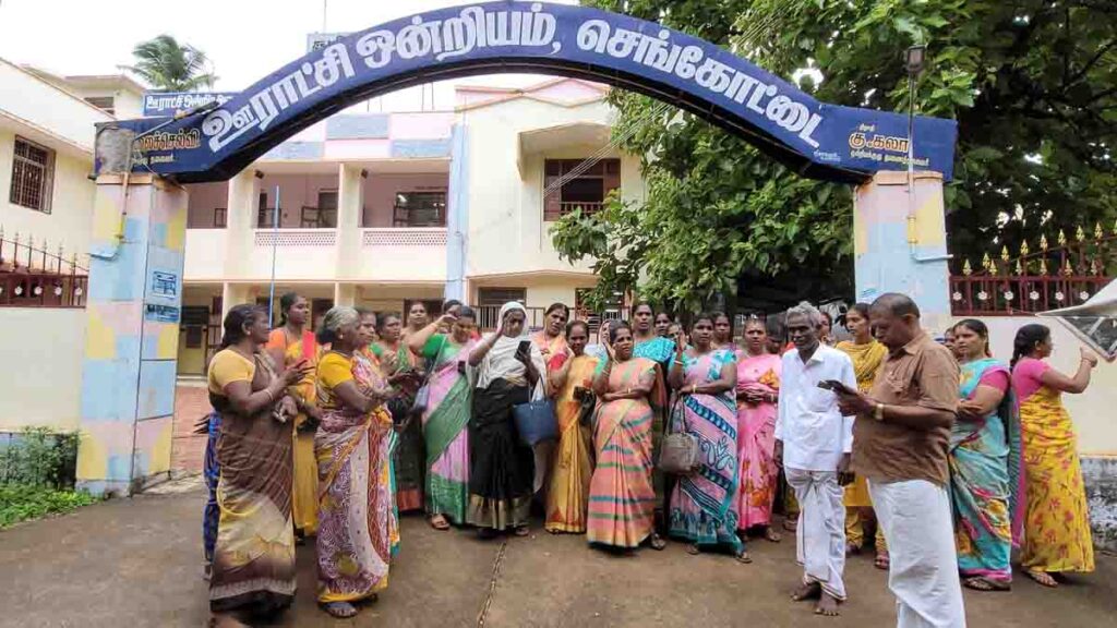 ஊராட்சி ஒன்றிய அலுவலகம் முன் சத்துணவு ஊழியர்கள் ஆர்ப்பாட்டம் ...